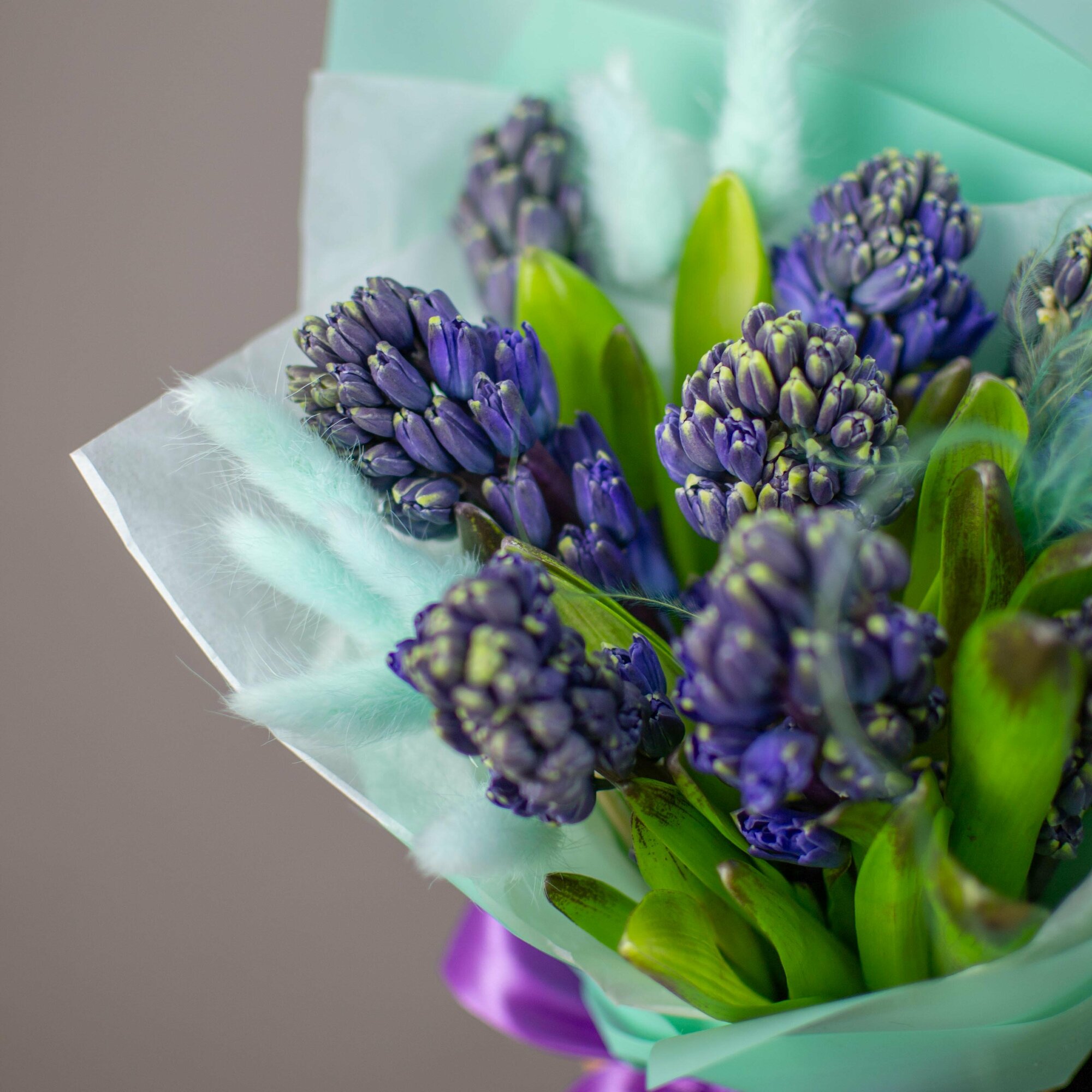 Букет из 9 синих гиацинтов и сухоцветов