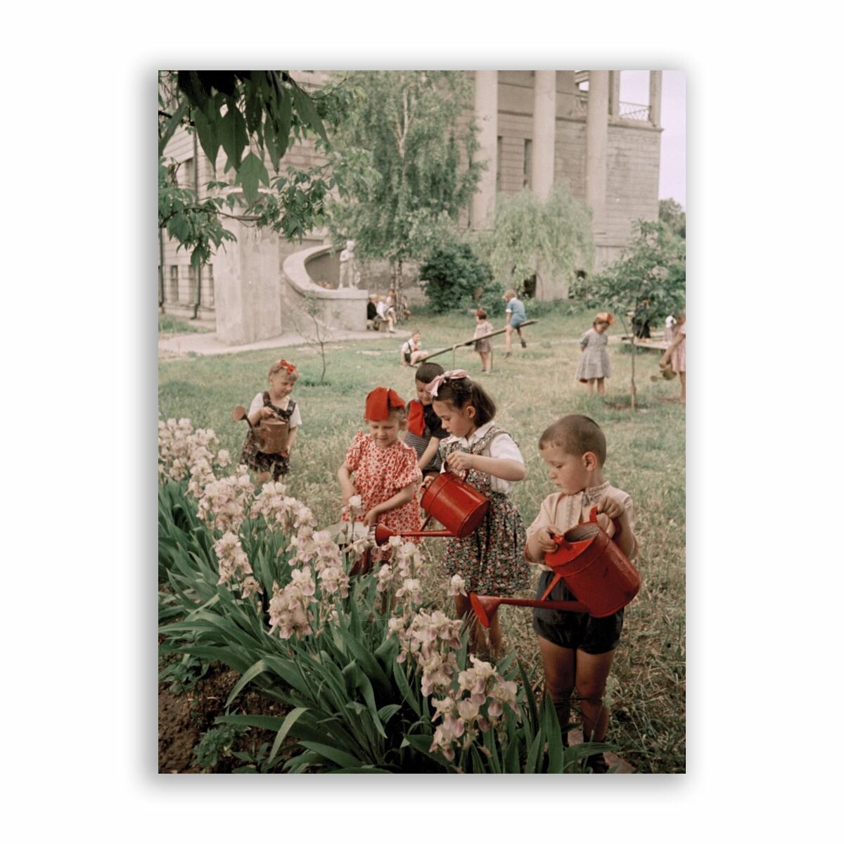 Советский постер, плакат на бумаге / Дети с лейками / Размер 30 x 40 см