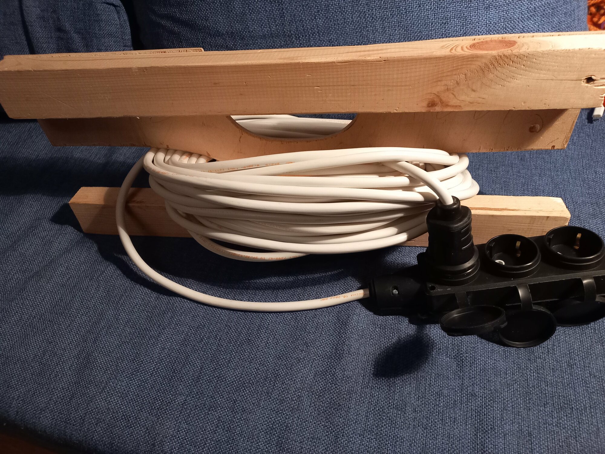 Удлинитель на катушке, 3 розетки обрезиненны, вилка обрезинена, без заземл, мощность до 3,5 кВт, длина 25 м , провод ПВС 2.5 м²