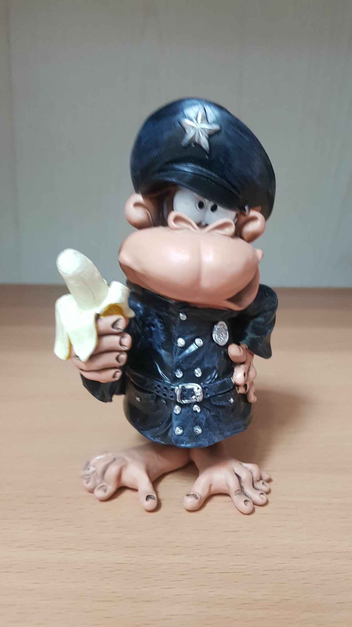 Статуэтка коллекционная "Полицейский" обезъянка 13х8х5см. Товар уцененный