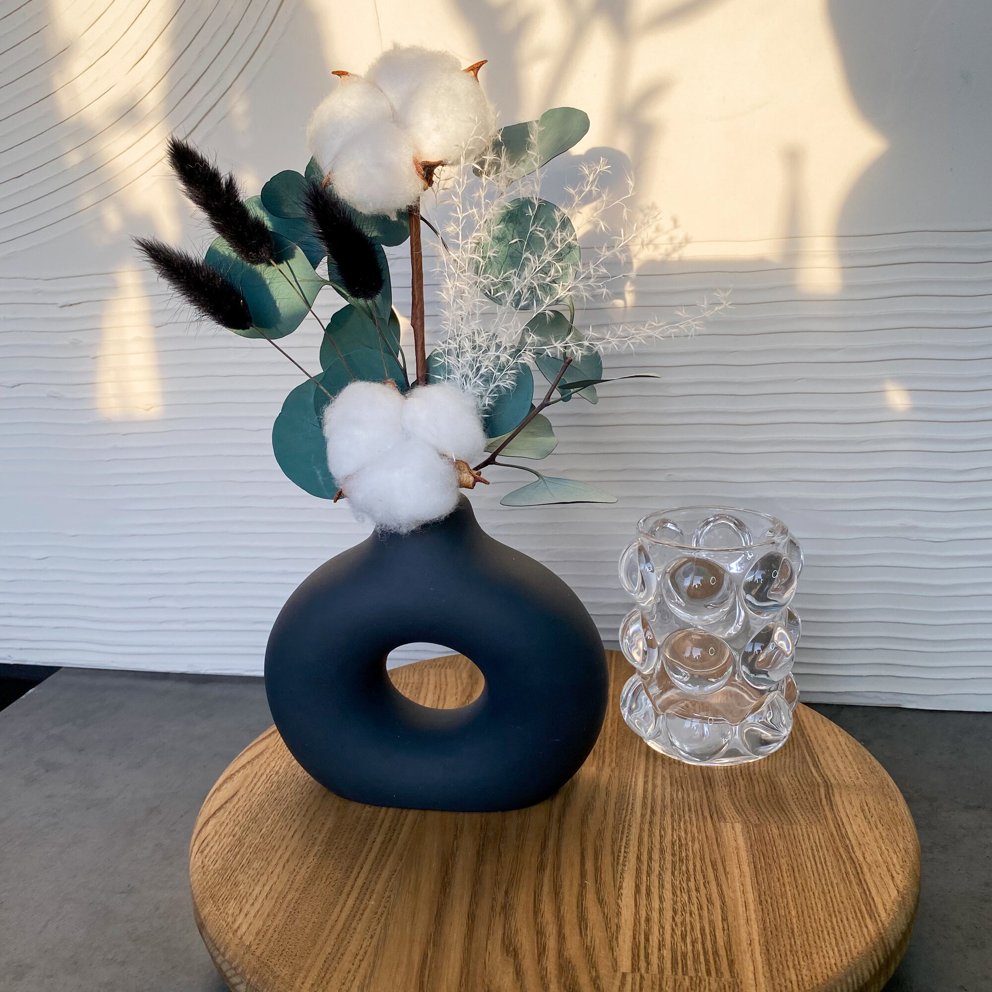 Букет из хлопка и стабилизированного эвкалипта в вазе, ваза круг с сухоцветами