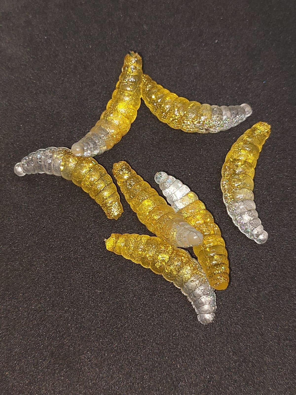 Форелевая силиконовая приманка Maggot 1.6. 38 мм. Золото серебро