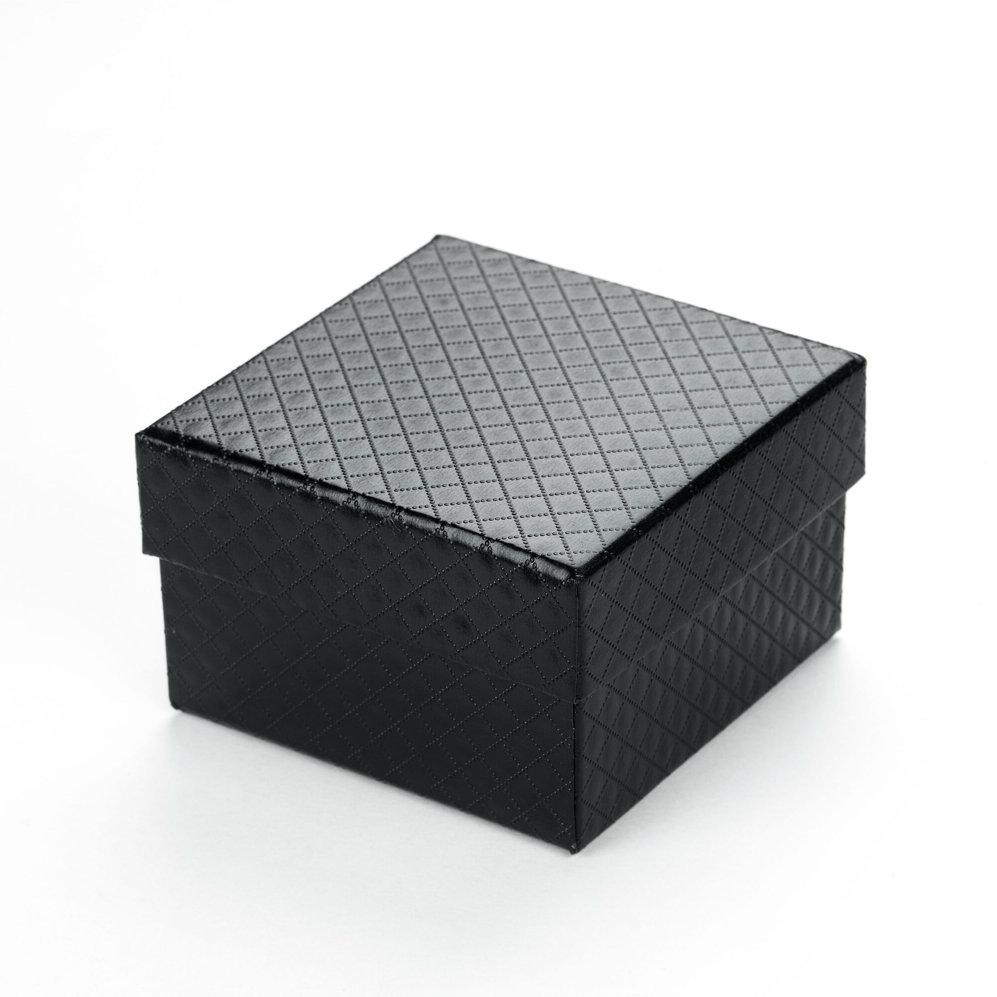 Подарочная коробка черная средняя 8,5х8,5х5,5см. Коробка идеально подойдет для браслета, часов и сувенира.