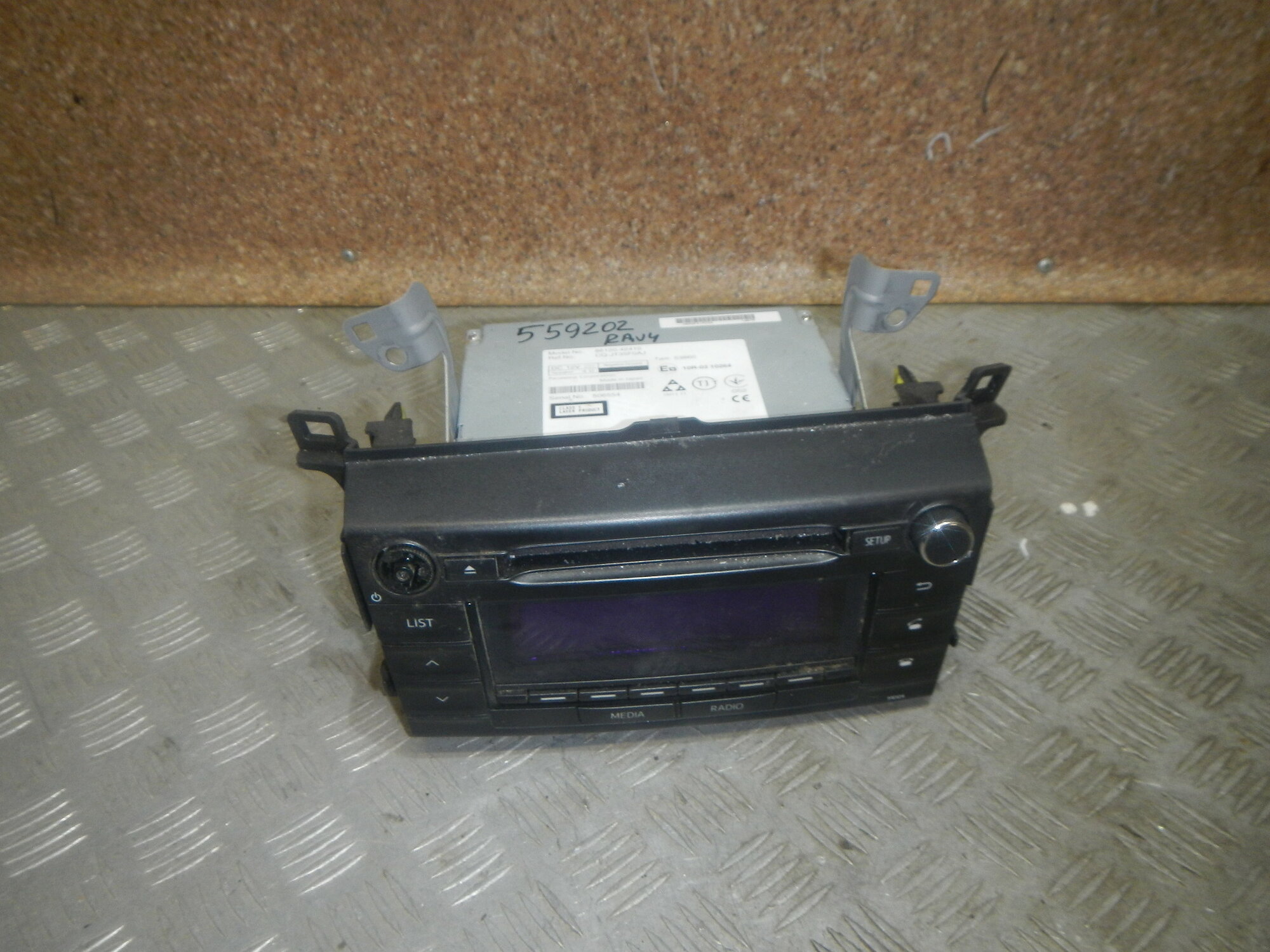 Б/У Магнитола, Toyota (Тойота)-RAV4 (13-) TOYOTA RAV4 (13-) Потертости, деформация на корпусе, отсутствует кнопка регули...