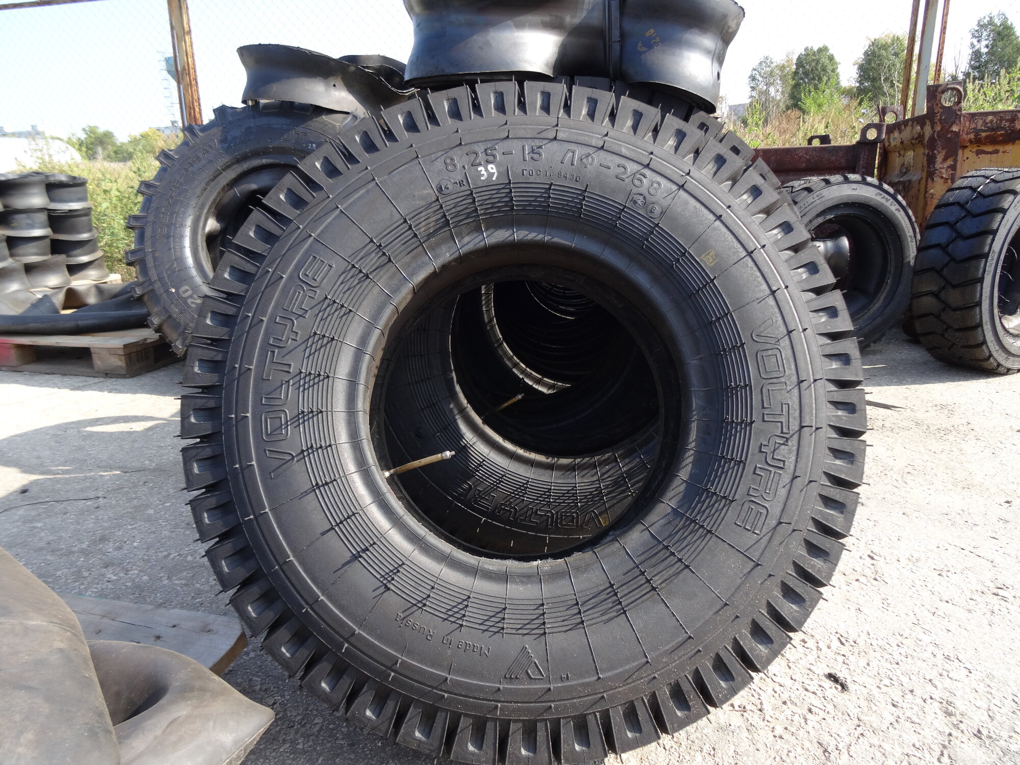 8,25-15 14PR ЛФ268 143В о/л - Шина дорожная погрузчики, прицепы (с ободной лентой)