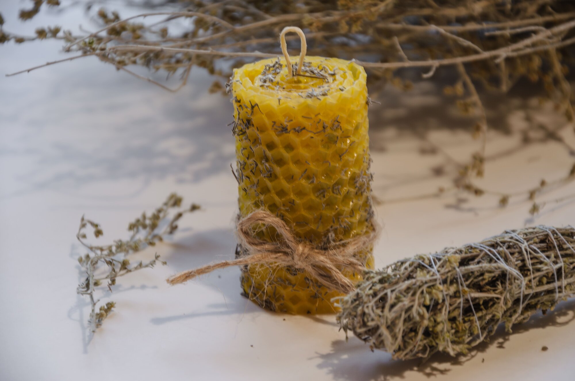 Набор Свеча восковая из вощины с травой полынью и скрутка травы полыни для очистки помещения