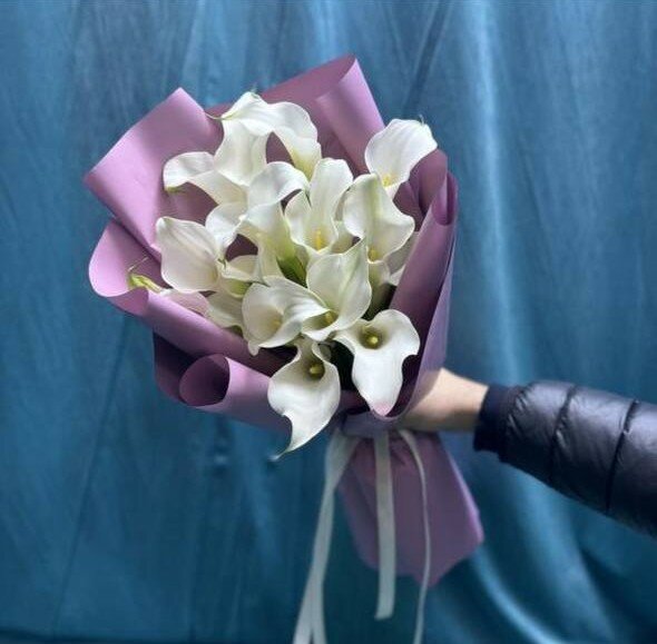 Белые каллы 19 шт в розовой дизайнерской упаковке