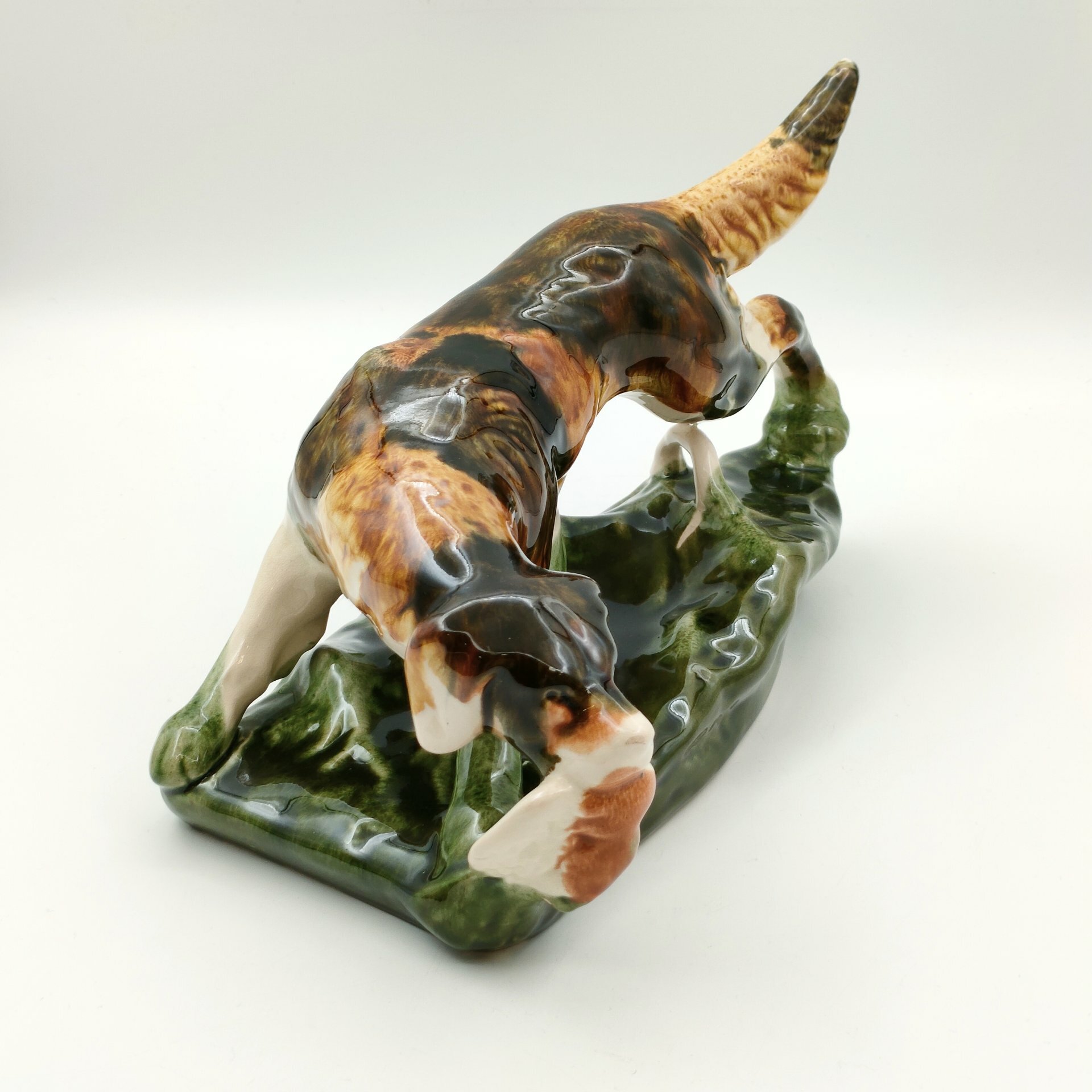 Статуэтка "Собака с дичью", фаянс, поливы, Васильковский майоликовый завод, СССР