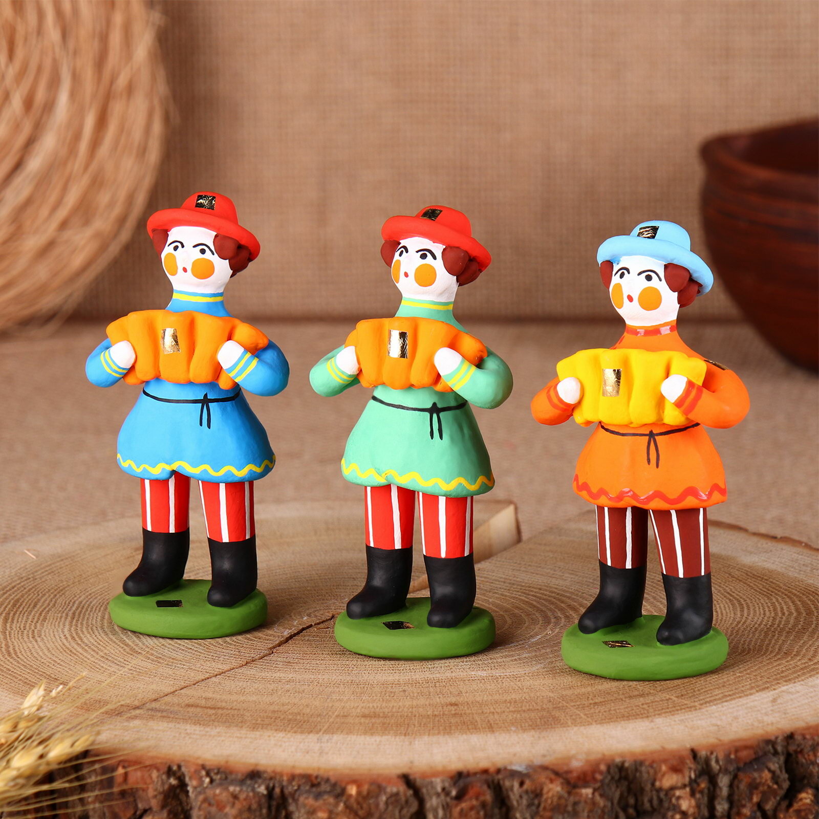 Дымковская игрушка "Фигурка: Мужик стоячий с гармошкой", тематика праздника: день россии