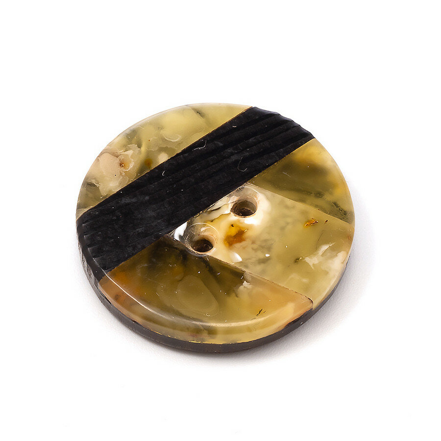 Сувенир на удачу - пуговица на деревянной подложке с мозаикой из янтаря