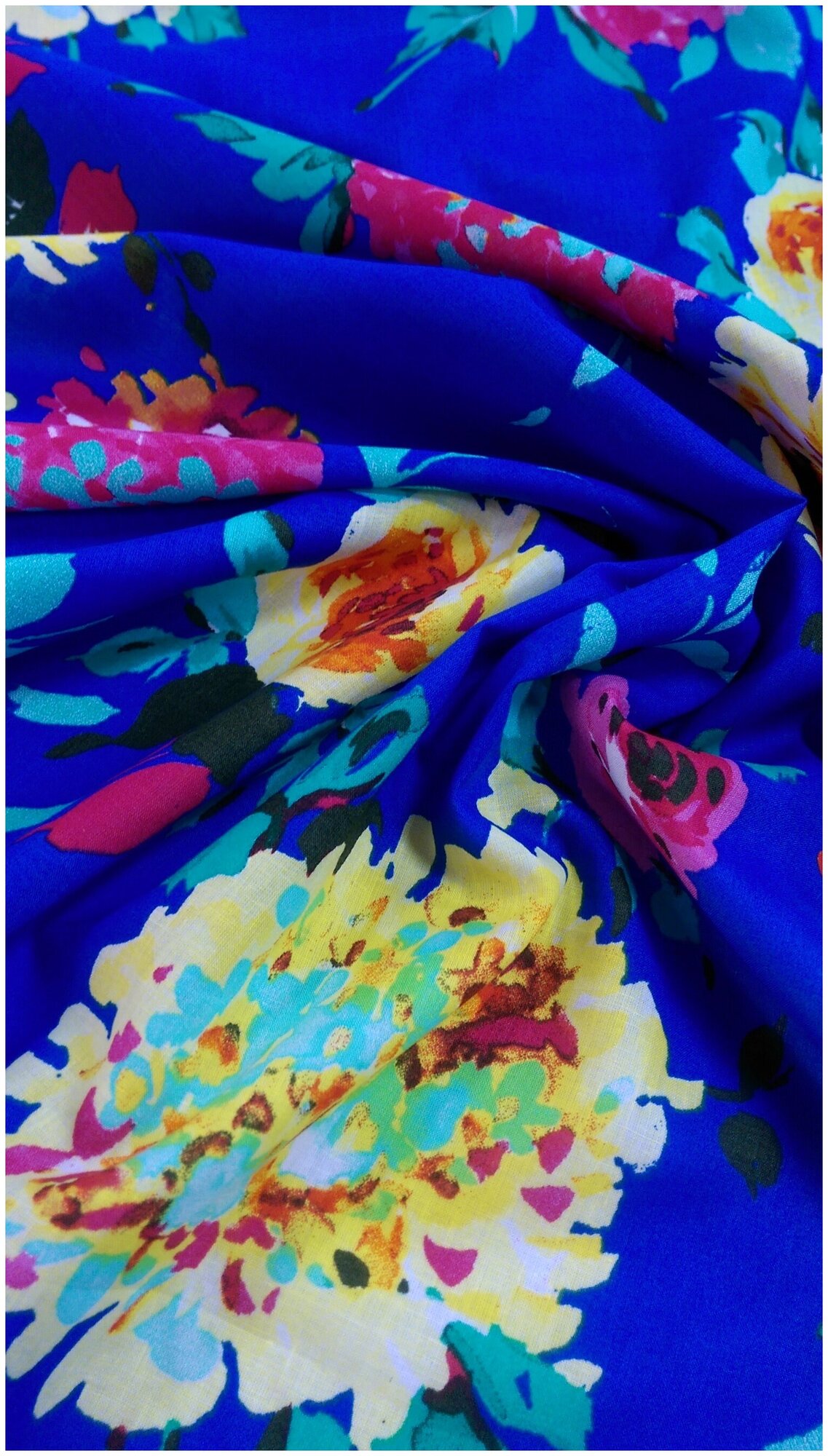 Ткань Батист ярко-синего цвета с крупным цветочным принтом Италия