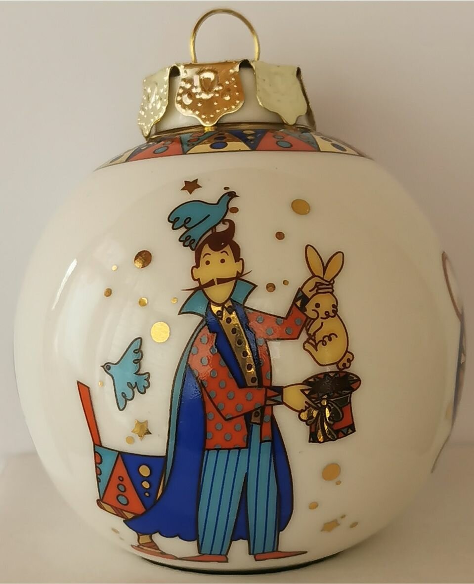 ШАР фарфоровый Новогодний на ёлку-"русский цирк - фокусник" диаметр-65 мм, в картонной коробке.