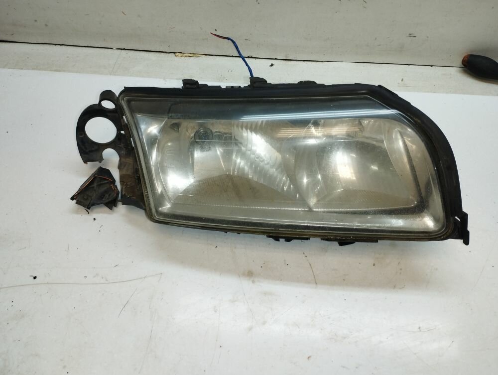 Фара правая Volvo S80 8693538
