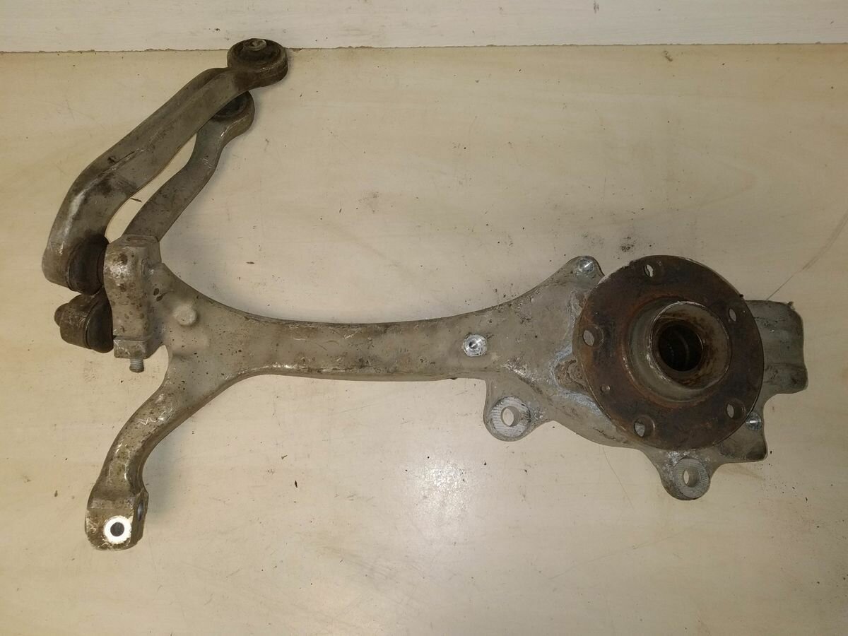 Кулак передний правый поворотный Audi A6 C6 4F