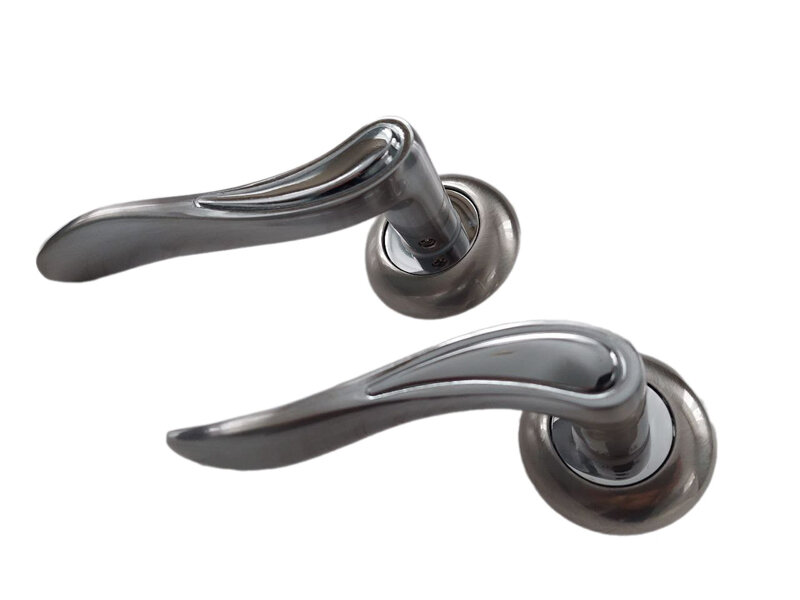 Ручка дверная Кьянти на круглой розетке, цвет белый никель/хром