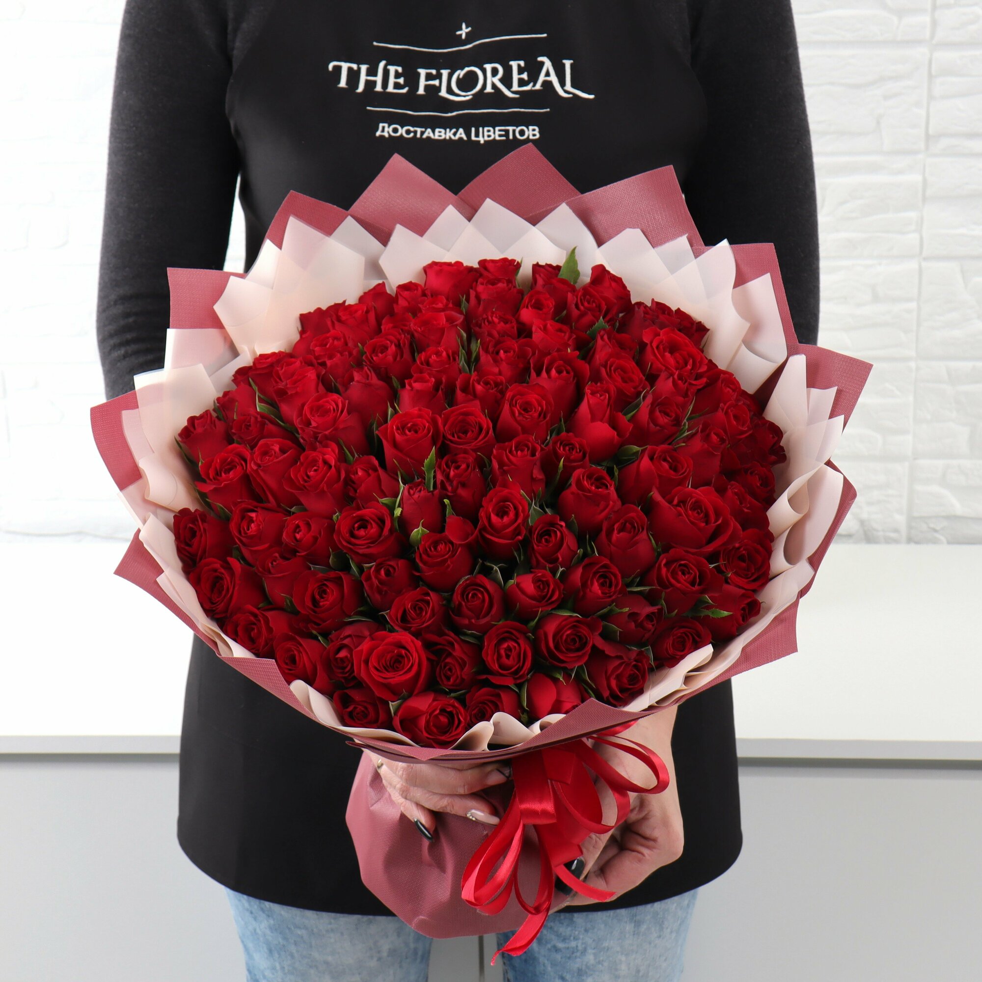 Монобукет THE FLOREAL красная роза 101 штука, высота 40 см, с бантом