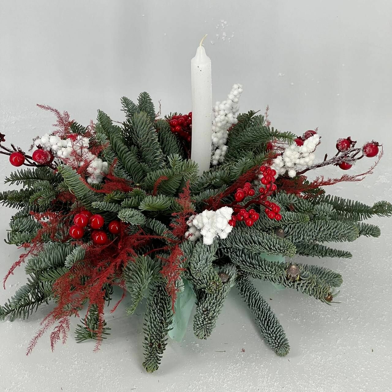 Настольная композиция из натурального нобилиса со свечой на Новый год Рождество