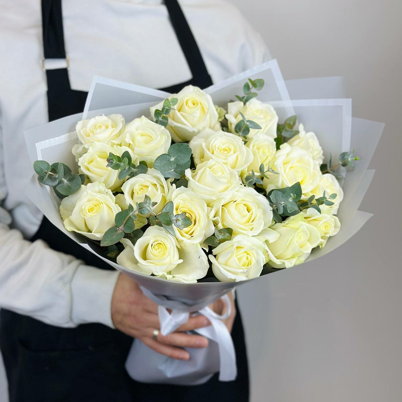 Букет из 19 белых роз с эвкалиптом. Rybe-flowers.