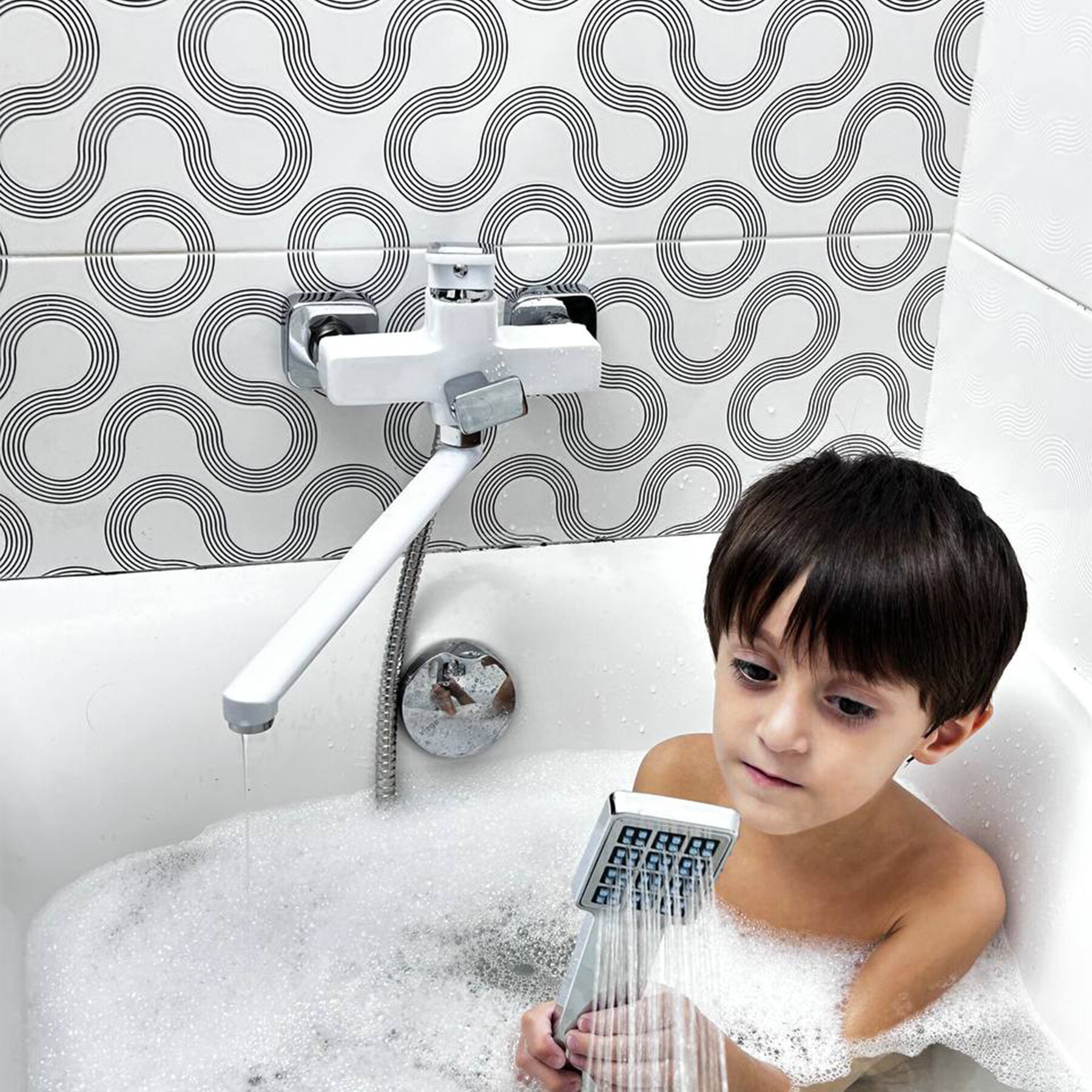 Смеситель для ванны и душа из латуни с лейкой и шлангом H22008-F от бренда Hansen