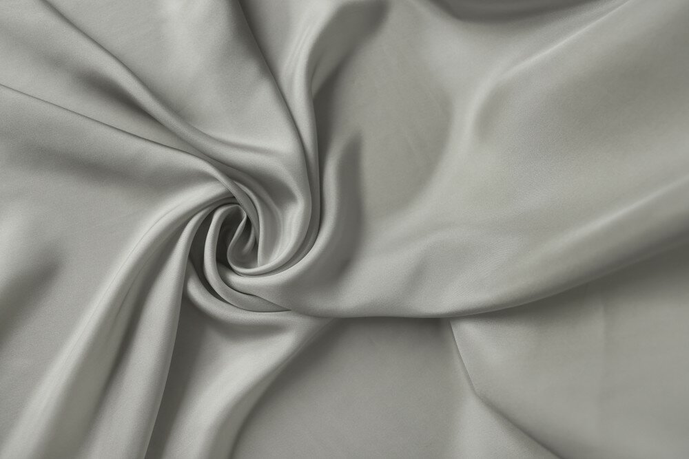 Ткань батик светло-серого цвета, ширина 1.14 м, плотность 35 г/м2