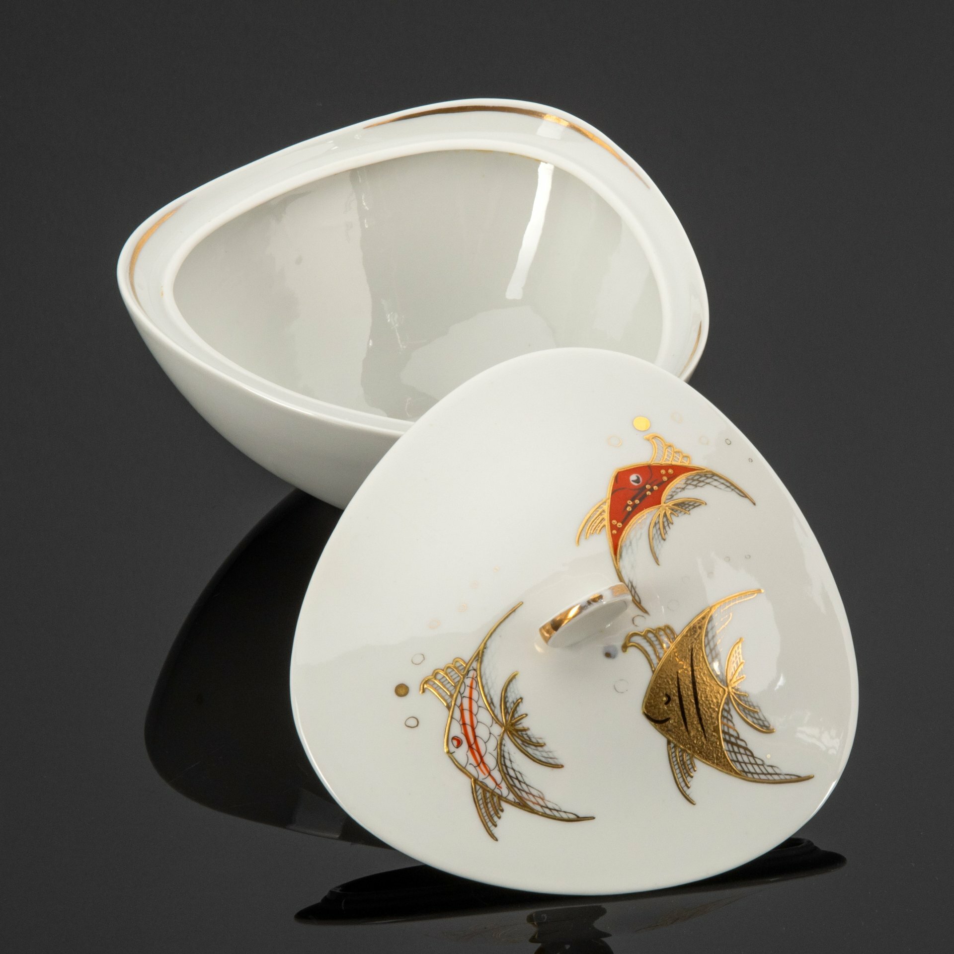 Блюдо глубокое с крышкой, декорированной изображениями рыб, фарфор, роспись