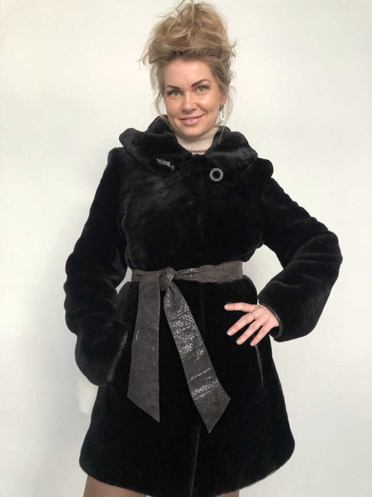 Шуба мутон Черная с капюшоном р.40-42 /10787/