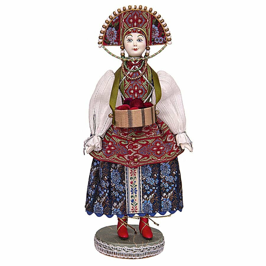 Фарфоровая кукла Ягодница на подставке 18 века коллекционная 26 см