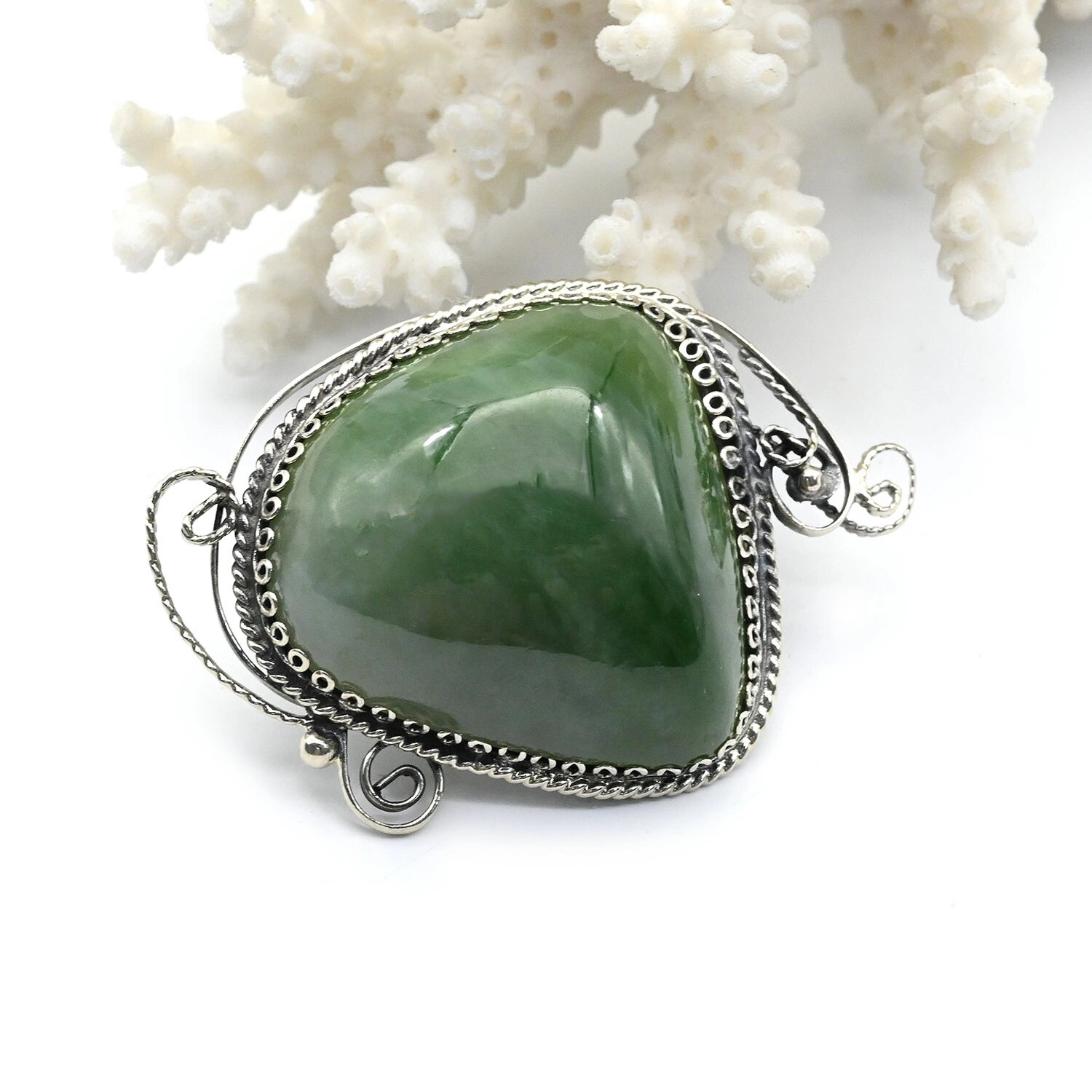 Брошь, нефрит