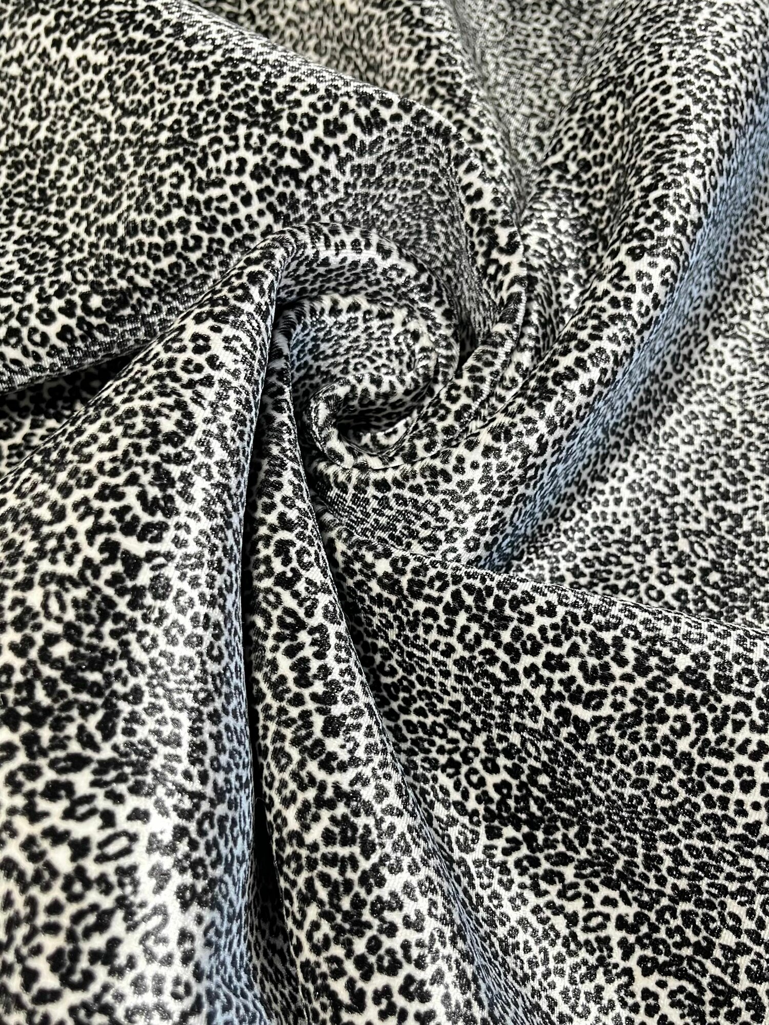 Костюмный трикотаж с неопреном в основе/вискоза 48%, полиамид 45%, эластан 7%/270 см* 145 см/Италия