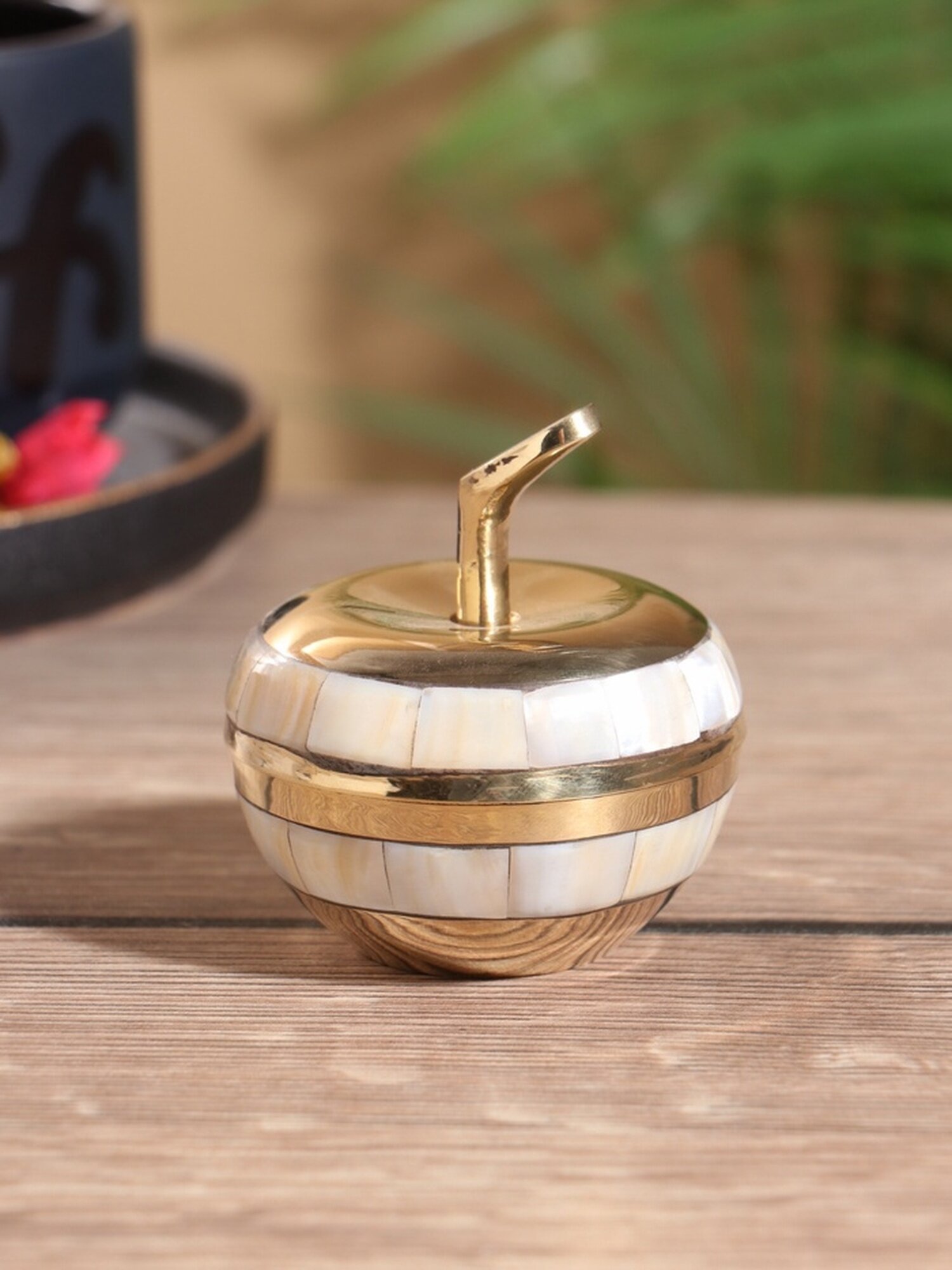 Шкатулка Сима-ленд "Яблоко золотое", латунь с перламутром, круглая, 6x6x6,5 см