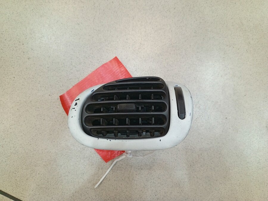 Дефлектор воздушный правый от Peugeot 206 1998-2012