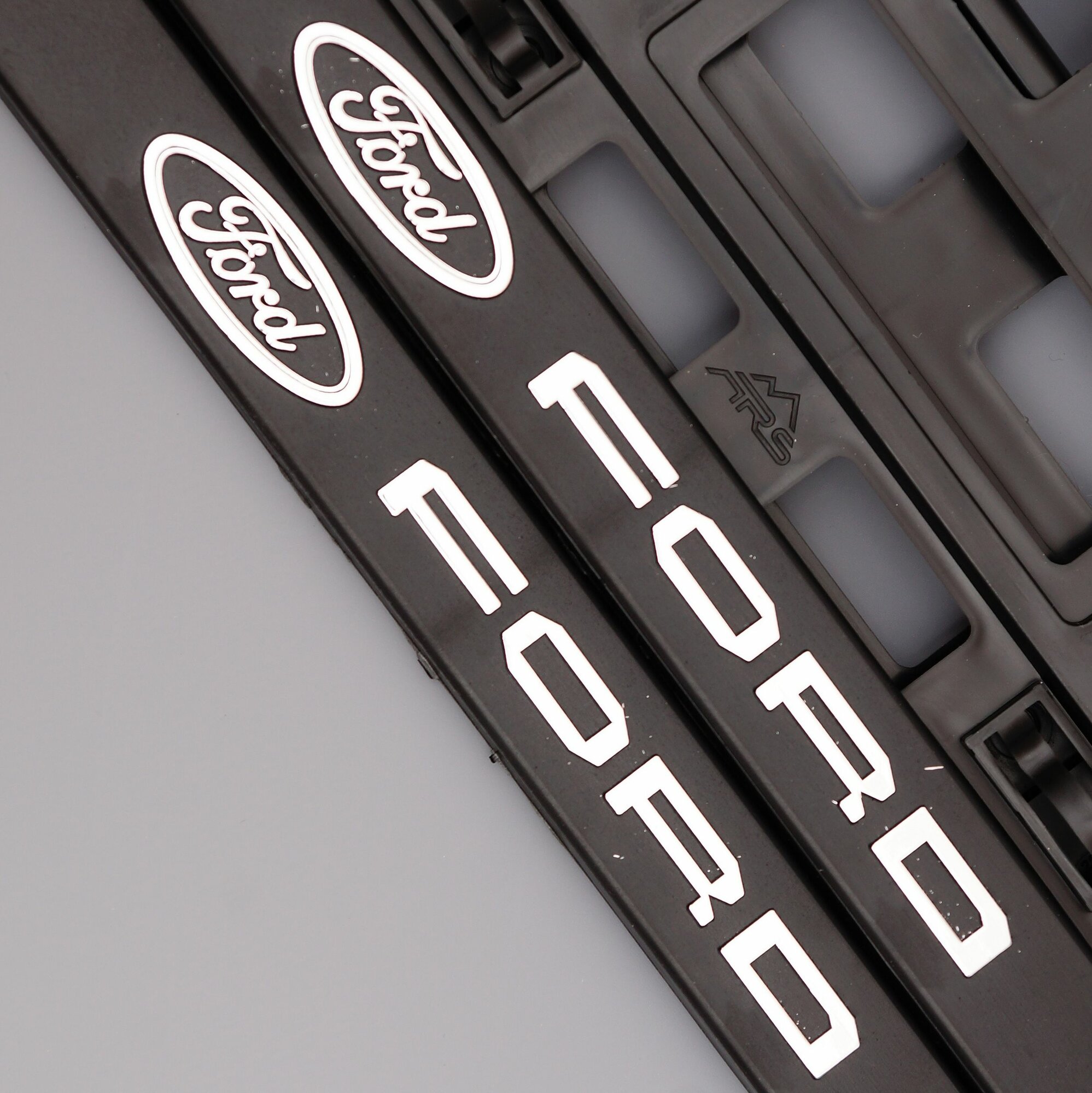 Рамки для номеров автомобиля Ford чёрные 2 шт. рельефная надпись хром