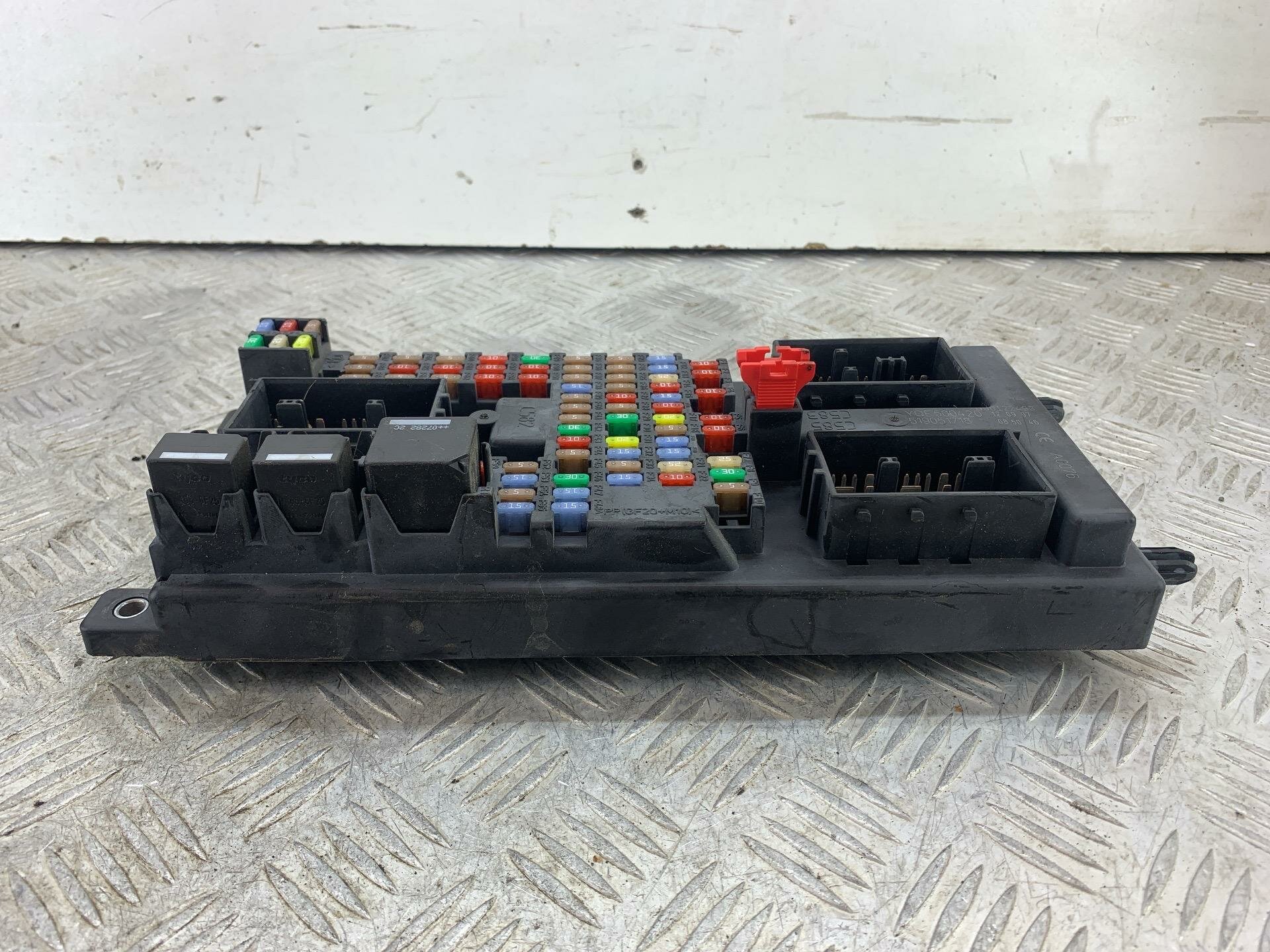 Блок предохранителей Land Rover Discovery 3 L319 2007 YQE500420