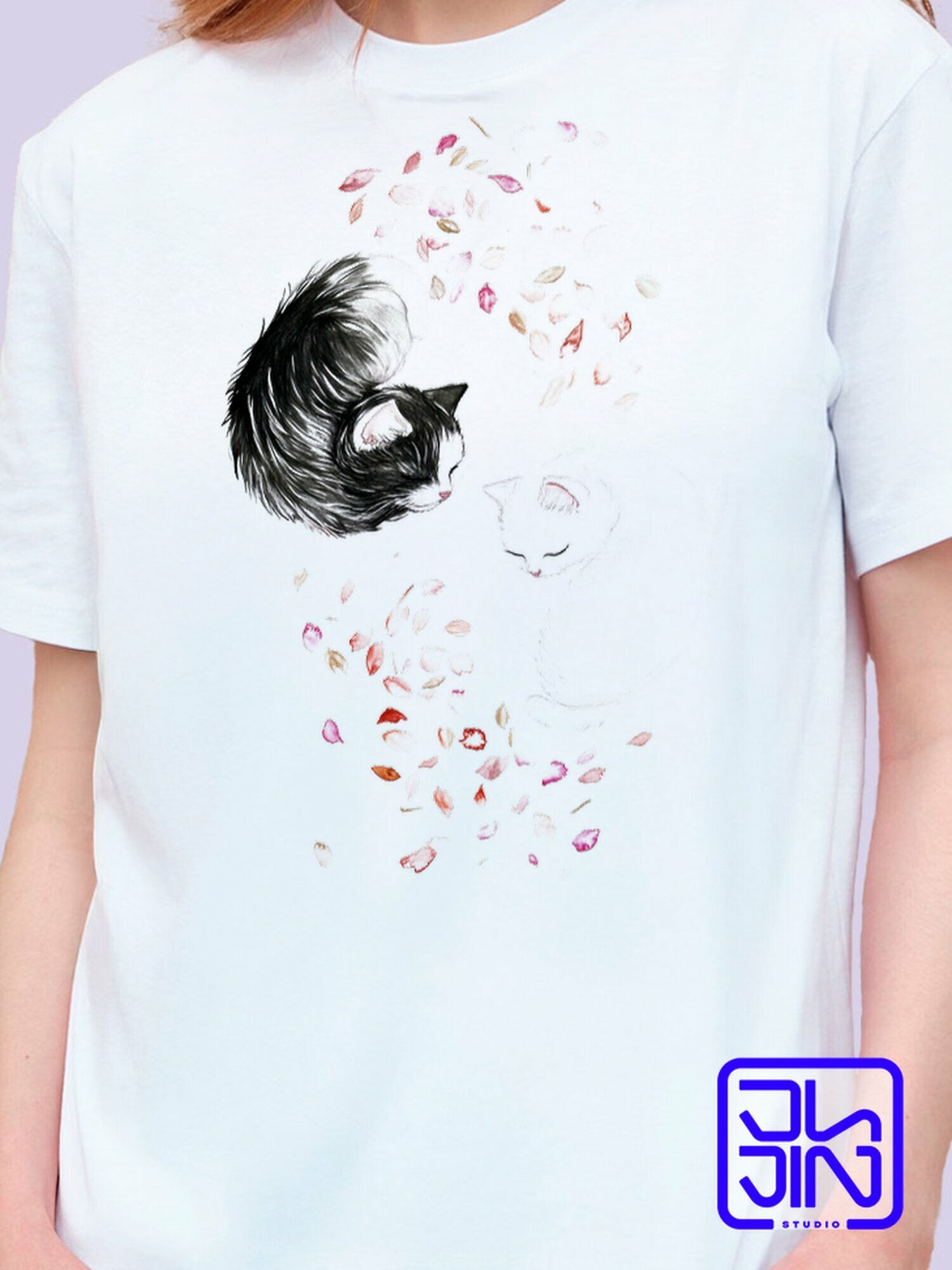 Футболка классическая женская с авторским принтом Минималистичная черно белая кошка инь янь среди цветочных белых лепестков, белый хлопковый трикотаж с прикольным рисунком на груди