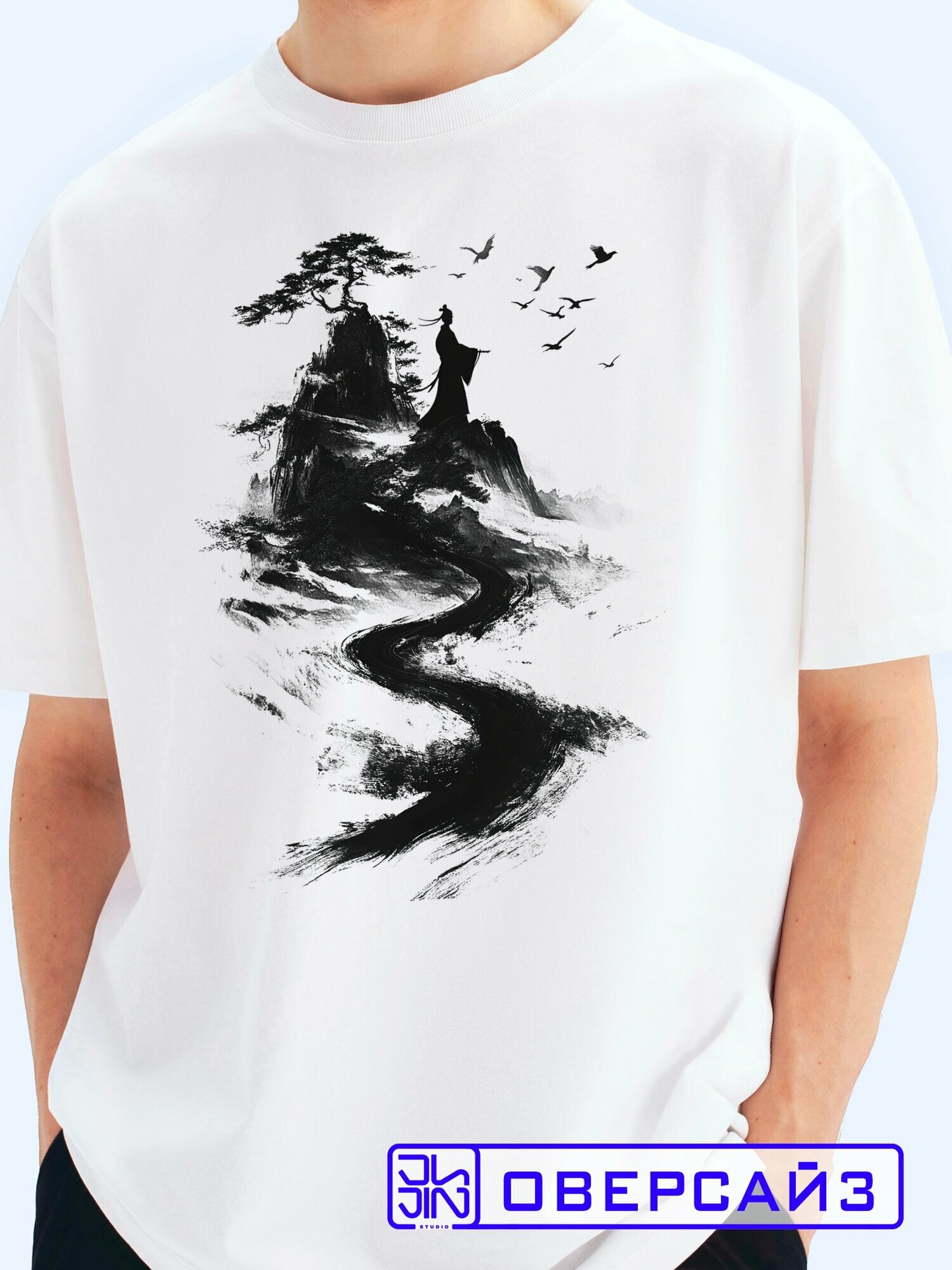 Футболка оверсайз мужская с принтом Самурай на черно-белой скале с минималистичными белыми горами этнический, белый хлопковый трикотаж с прикольным рисунком на груди