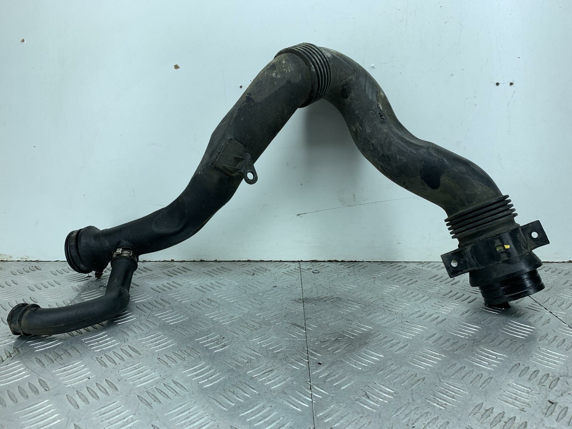 Патрубок чистого воздуха (к турбине) Land Rover Discovery 3 L319 2007 PHD500082