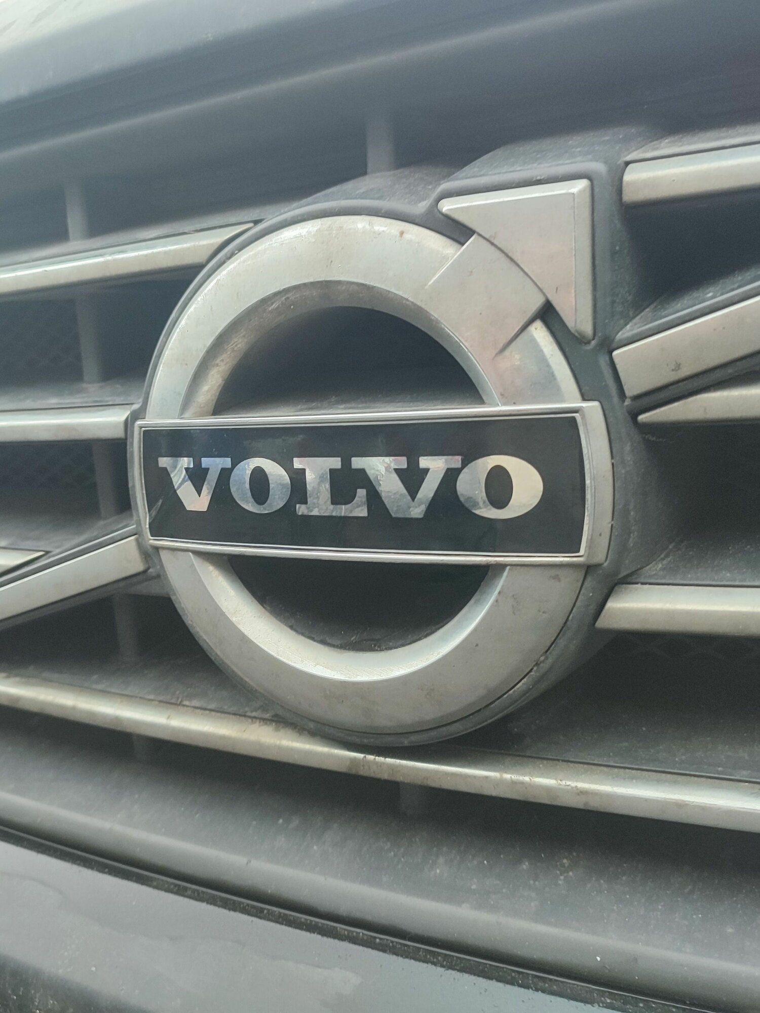 Наклейка VOLVO черная на решетку радиатора размер 11.7 см х 2.8 см на модели см. описание