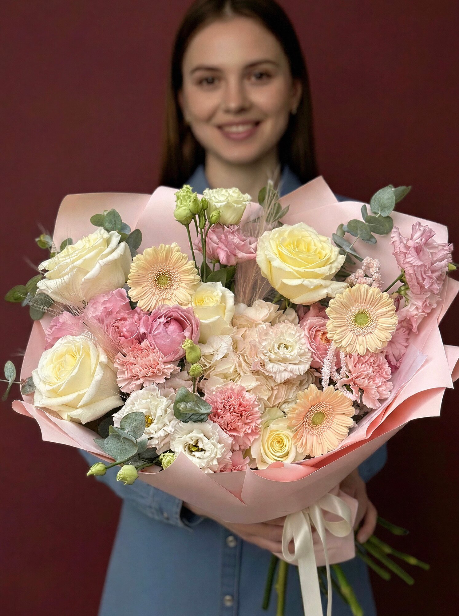 Авторский букет «Мгновение нежности» с пионовидными розами амарантом