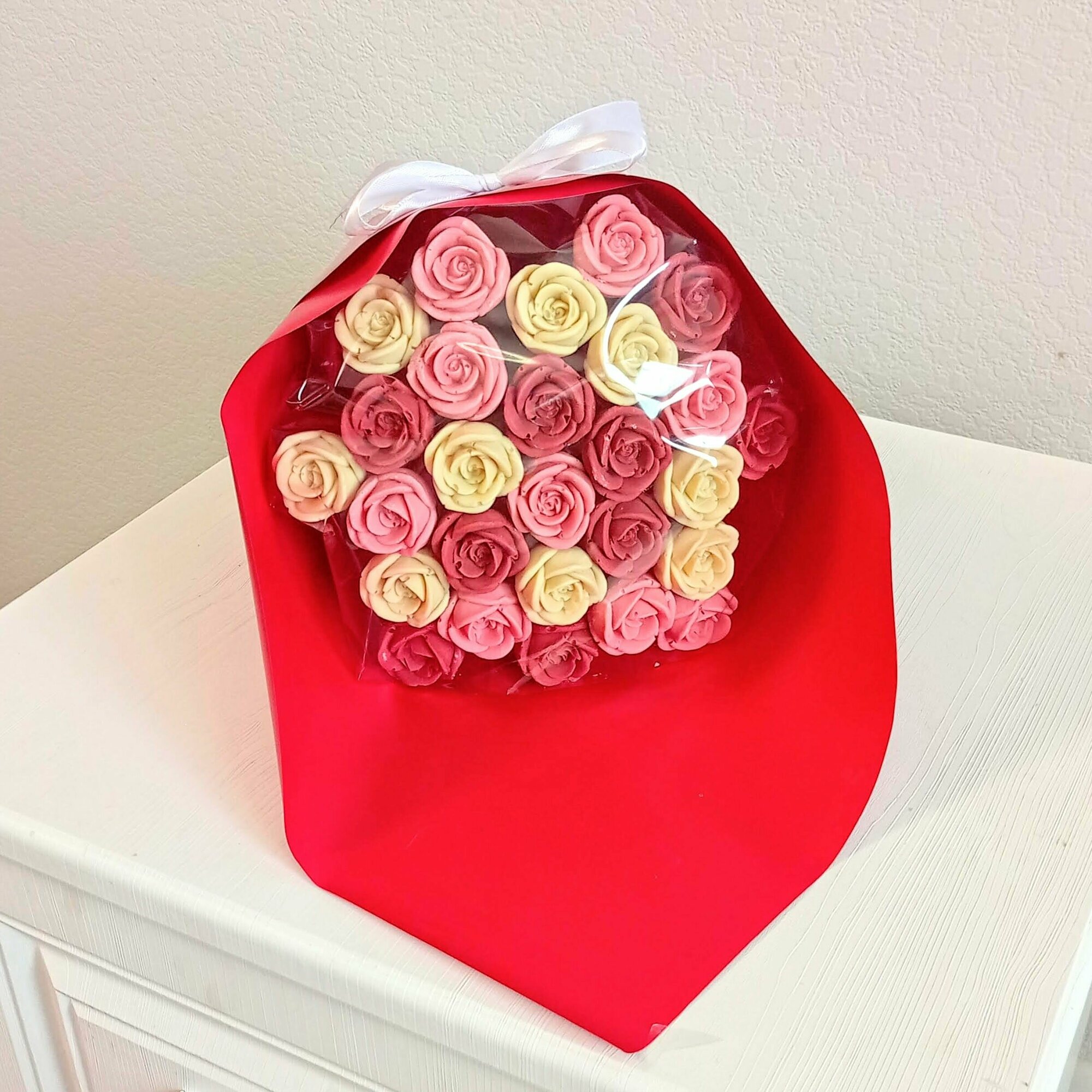 Сладкий букет из конфет ShokoTrendy шоколадные розы, красный понсо, 324 г