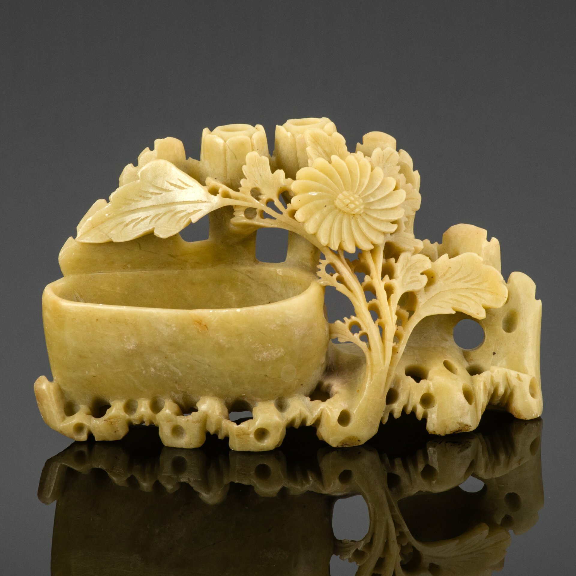 Чернильница (статуэтка) с флоральной композицией в виде хризантемы