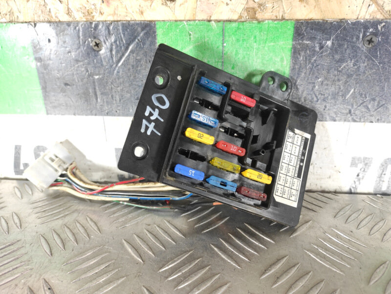 Блок предохранителей салонный TOYOTA Camry v10 8261032020