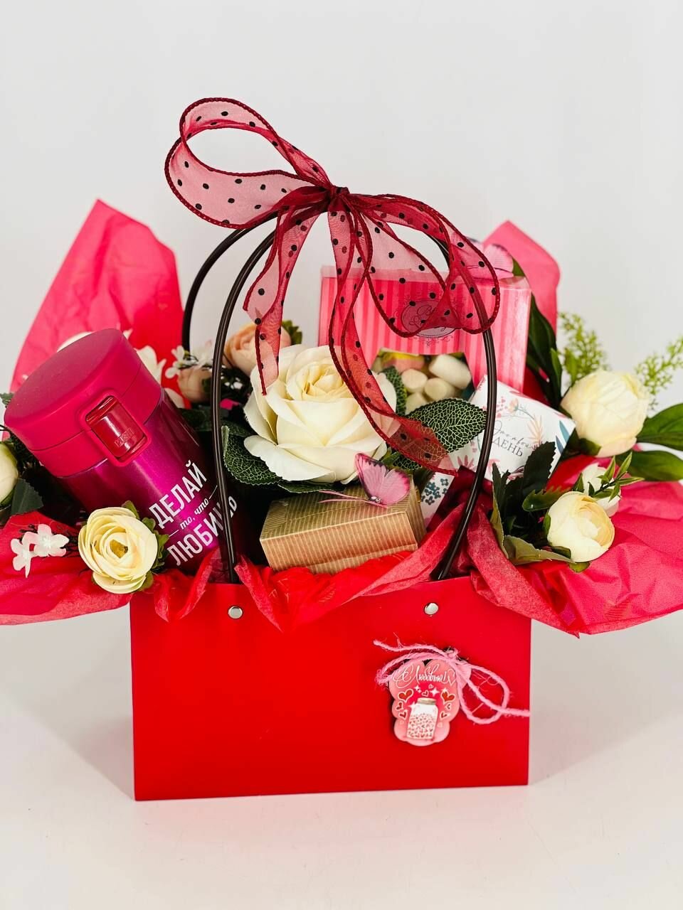 Чайно-кофейный набор в сумочке с термокружкой, пирожными макарони и орехами