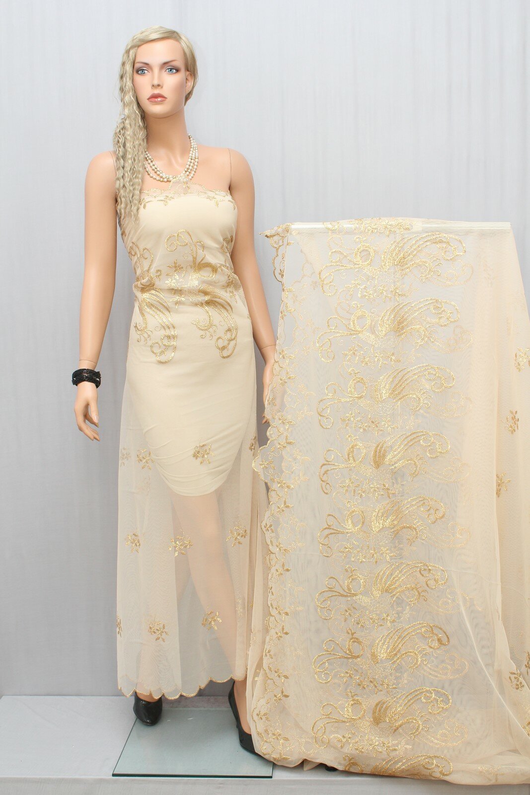 Ткань Вышивка золотом на фатине кремового цвета с драконами, кайма, ш130см, 0,5 м