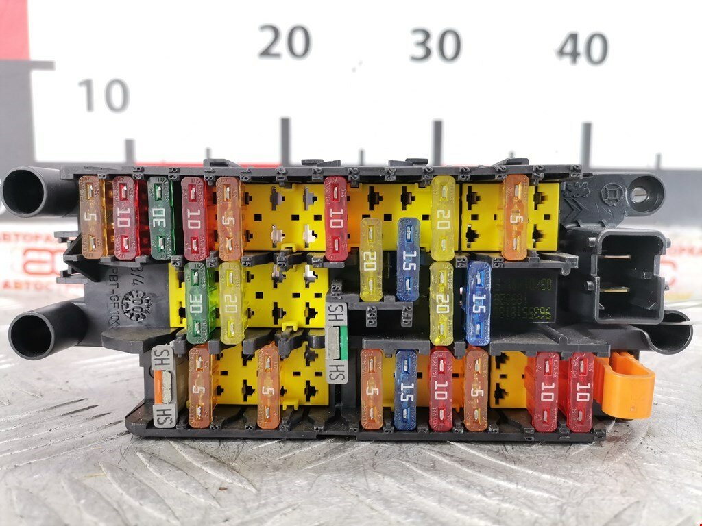 Блок предохранителей Peugeot 206 9635518180 арт. 783847