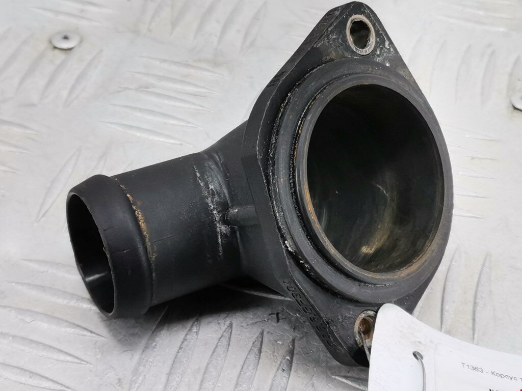 Корпус термостата Volkswagen Passat 5 030121121B арт. 1681907