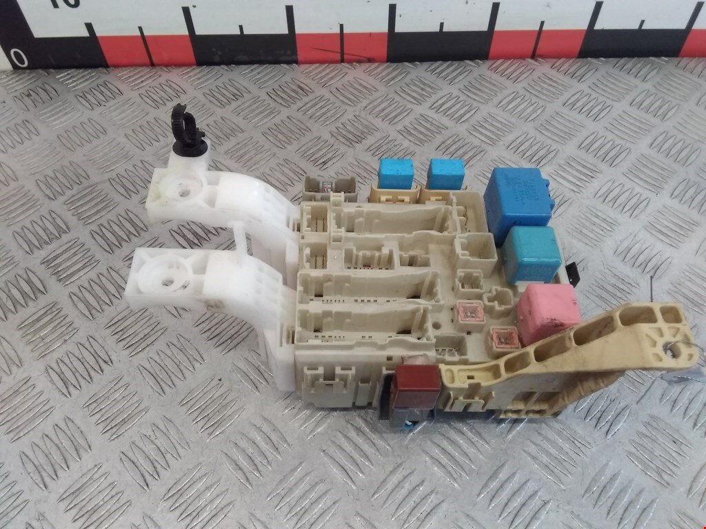 Блок предохранителей Toyota Yaris 2 8273052541 арт. 535115