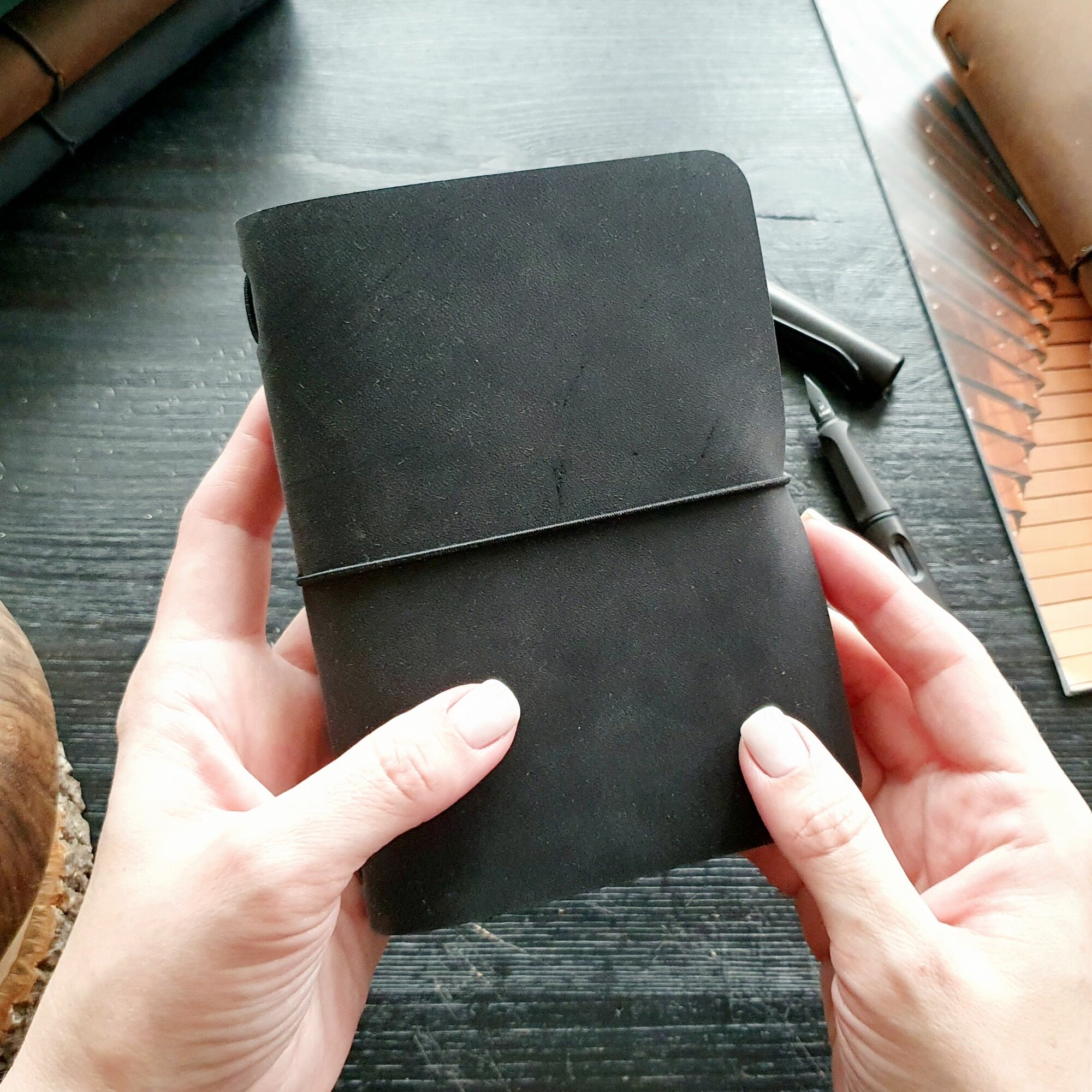 Кожаный блокнот А6 (11х15см) на резинке со сменными тетрадями / в стиле Мидори (Midori)