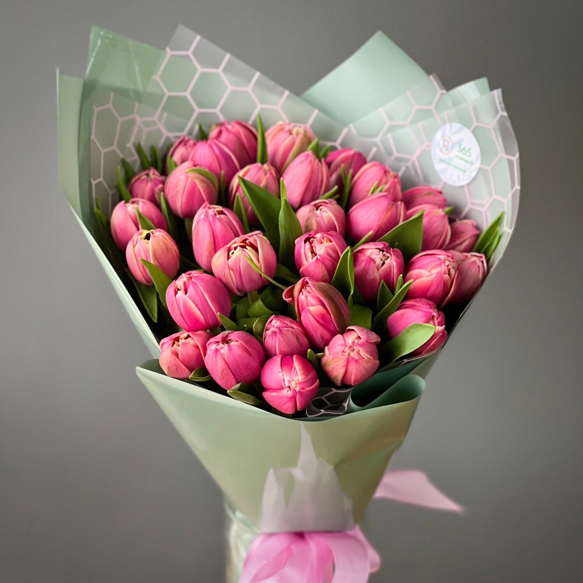Букет из 31 малиновых пионовидных тюльпанов в стильной упаковке. «365 Поводов» - живые цветы с доставкой