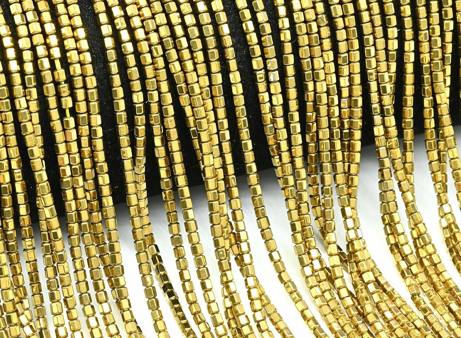 Бусины из гематита шестигранник 2*2мм цв. золотистый, 40см, 180 бусин .