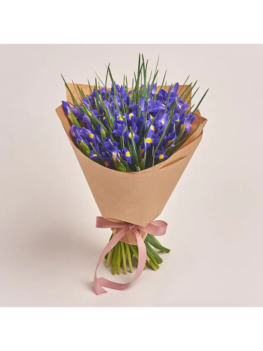 Букет из 35 фиолетовых ирисов в крафте